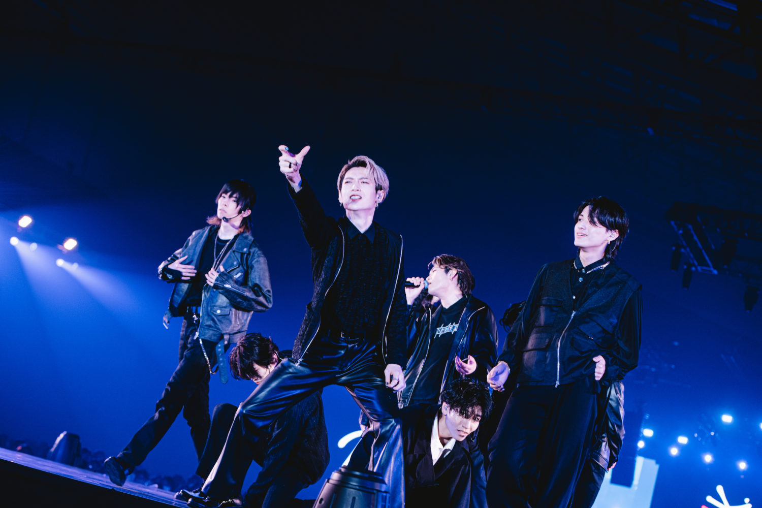 YOSHIKI プロデュースのボーイズグループXY、『D.U.N.K. Showcase』にて大歓声の中、デビュー曲「Crazy Love」を堂々披露