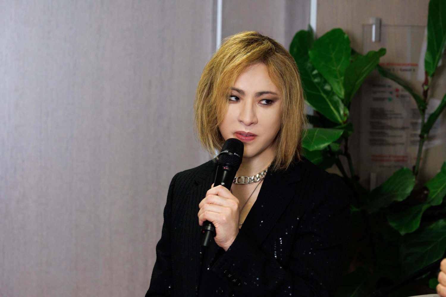 YOSHIKI パリで記者会見 新ファッションブランド「MAISON YOSHIKI PARIS」をフランスに設立 パリ・ファッションウィークにてデビュー決定 Baccaratと高級グラス ...
