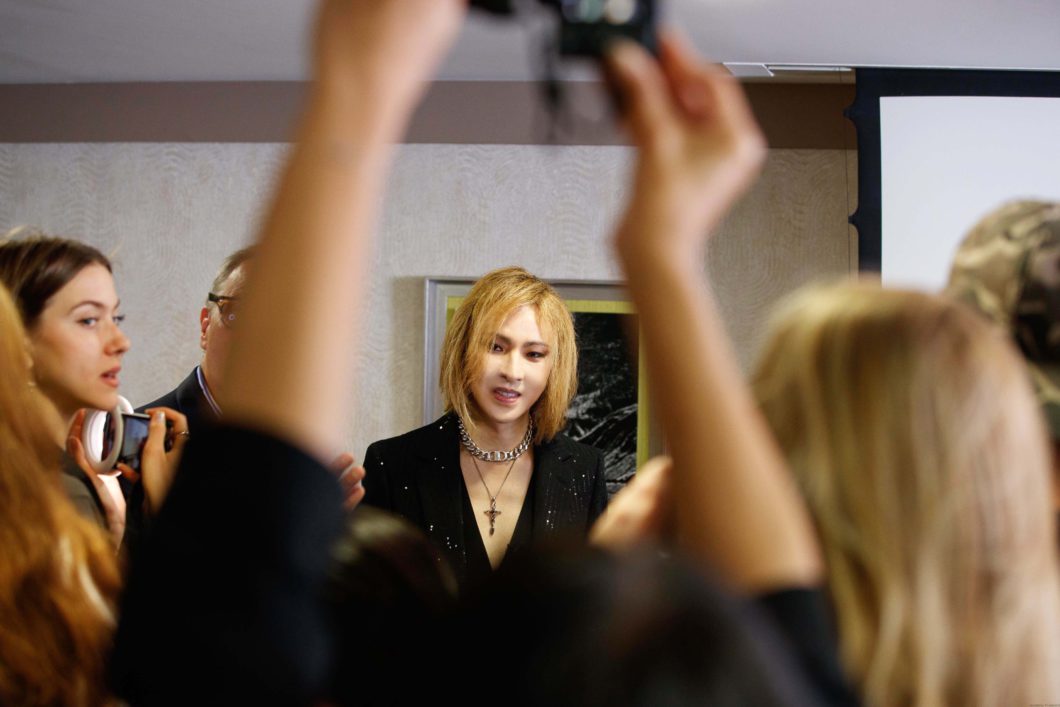 YOSHIKI パリで記者会見 新ファッションブランド「MAISON YOSHIKI PARIS」をフランスに設立 パリ・ファッションウィークにてデビュー決定 Baccaratと高級グラス ...